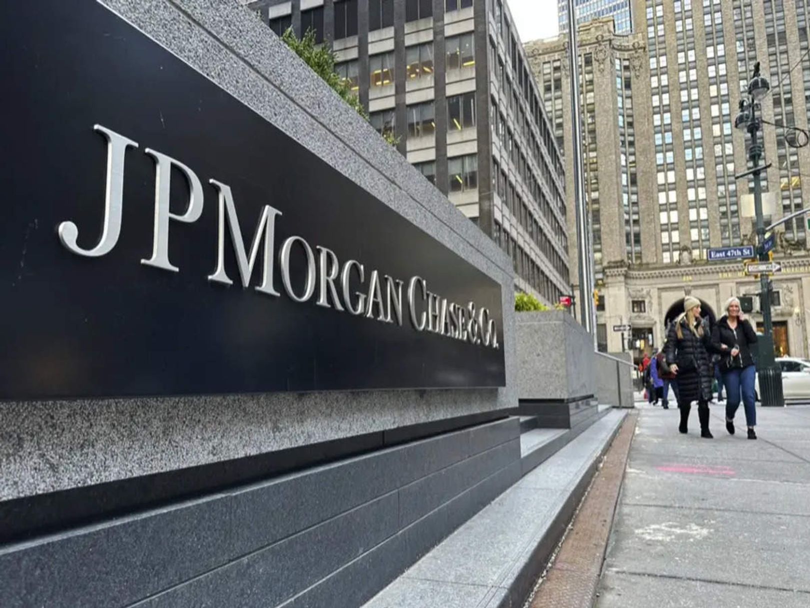 JPMorgan Mandates Full Return to Office in 2025, Ending Remote Work Era